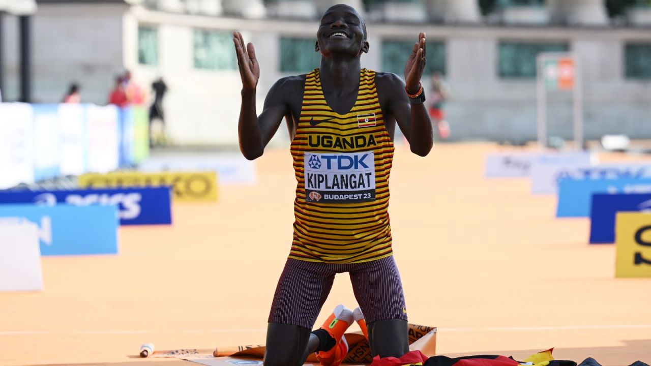 Lekkoatletyczne MŚ 2023. Victor Kiplangat z Ugandy zwycięzcą maratonu ... Lekkoatletyczne MŚ 2023. Victor Kiplangat z Ugandy zwycięzcą maratonu ...