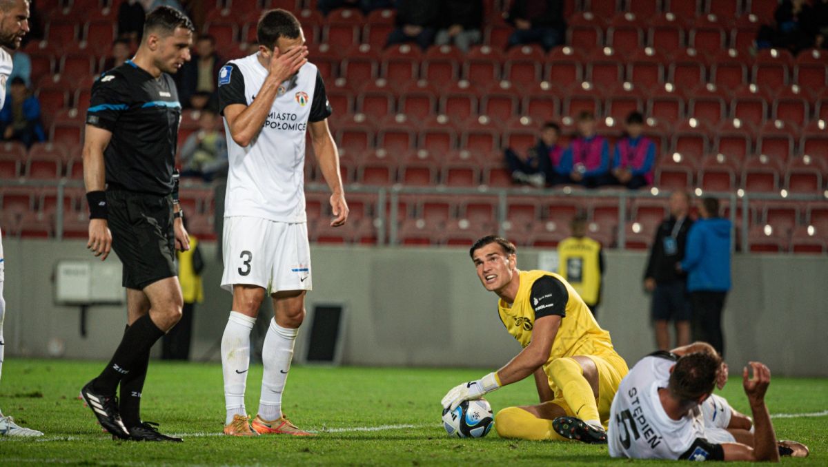 Bramkarz Puszczy Niepołomice Kewin Komar miał zostać pobity przez ...