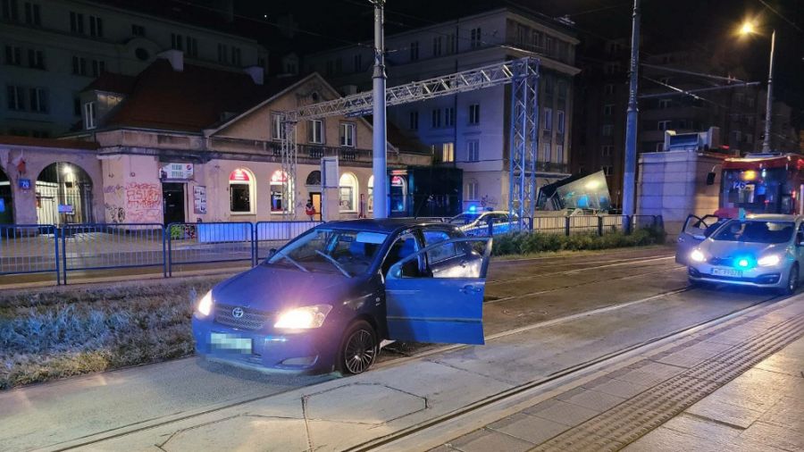 Pijany nastolatek uciekał samochodem przed policjantami. Zajmie się nim ... Pijany nastolatek uciekał samochodem przed policjantami. Zajmie się nim ...