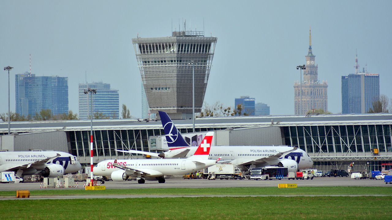 Warszawa: Awaryjne lądowanie samolotu na Lotnisku Chopina | TVP INFO