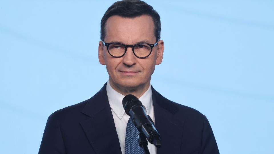 Polish ex-PM tops poll of right-wing presidential contenders
