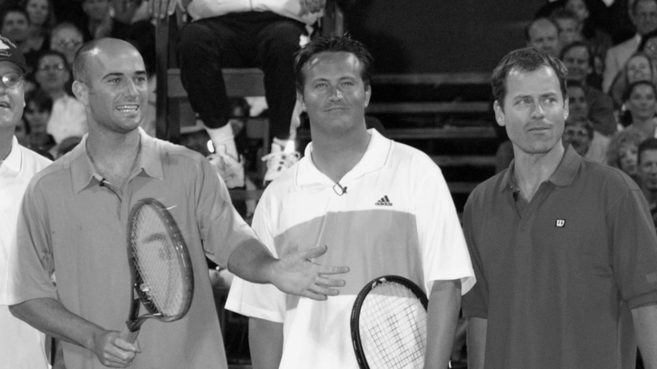 Matthew Perry zmarł w wieku 54 lat. Zanim został aktorem, był dobrze ...