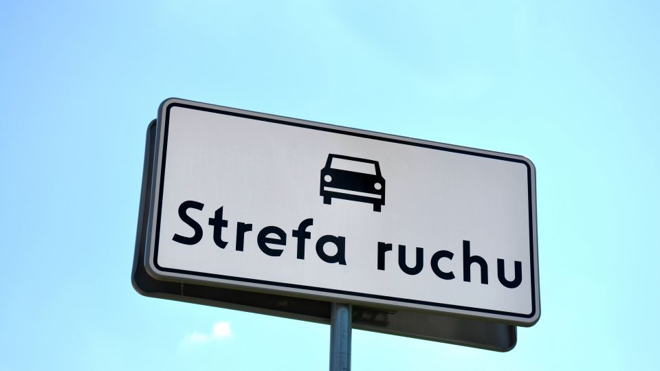 Strefa ruchu, strefa zamieszkania i droga wewnętrzna - ważne różnice