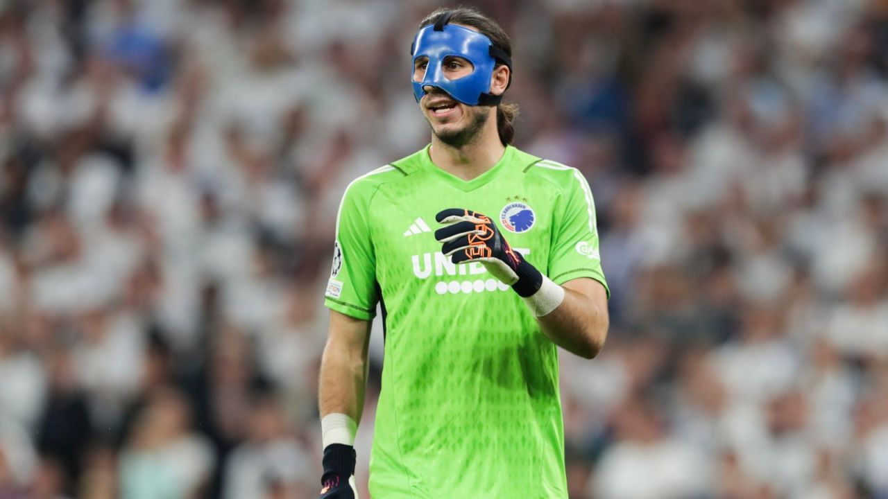 Kamil Grabara bramkarzem VfL Wolfsburg. "Kicker" ujawnił, ile kosztował ...