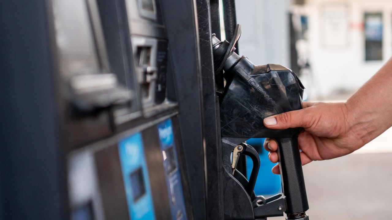 Nowelizacja o zapasach ropy i gazu. Sejm podjął decyzję | TVP INFO