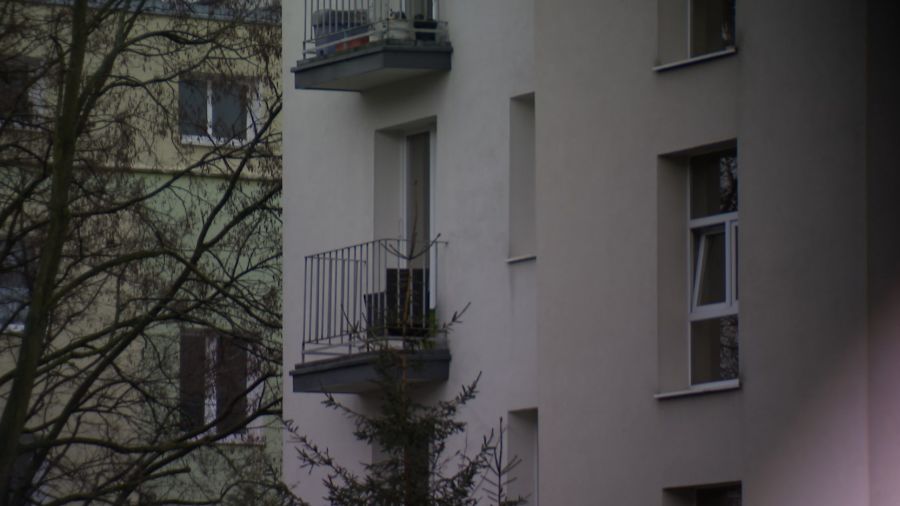 Pijana matka leżała w wannie. Trzymiesięczne dziecko posiniaczone na podłodze. Postawiono zarzuty